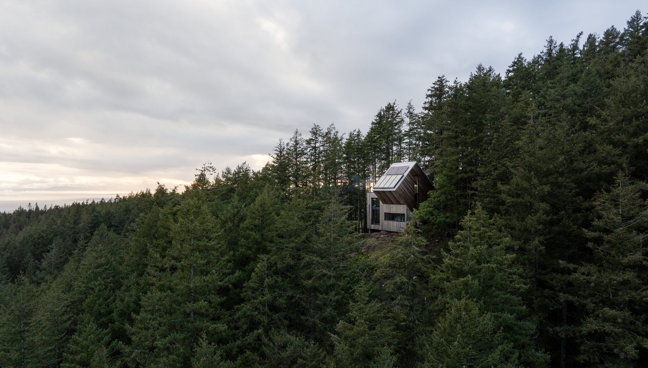 Home Tour: This Gorgeous Remote Cabin Took Just Two Days to Build ...